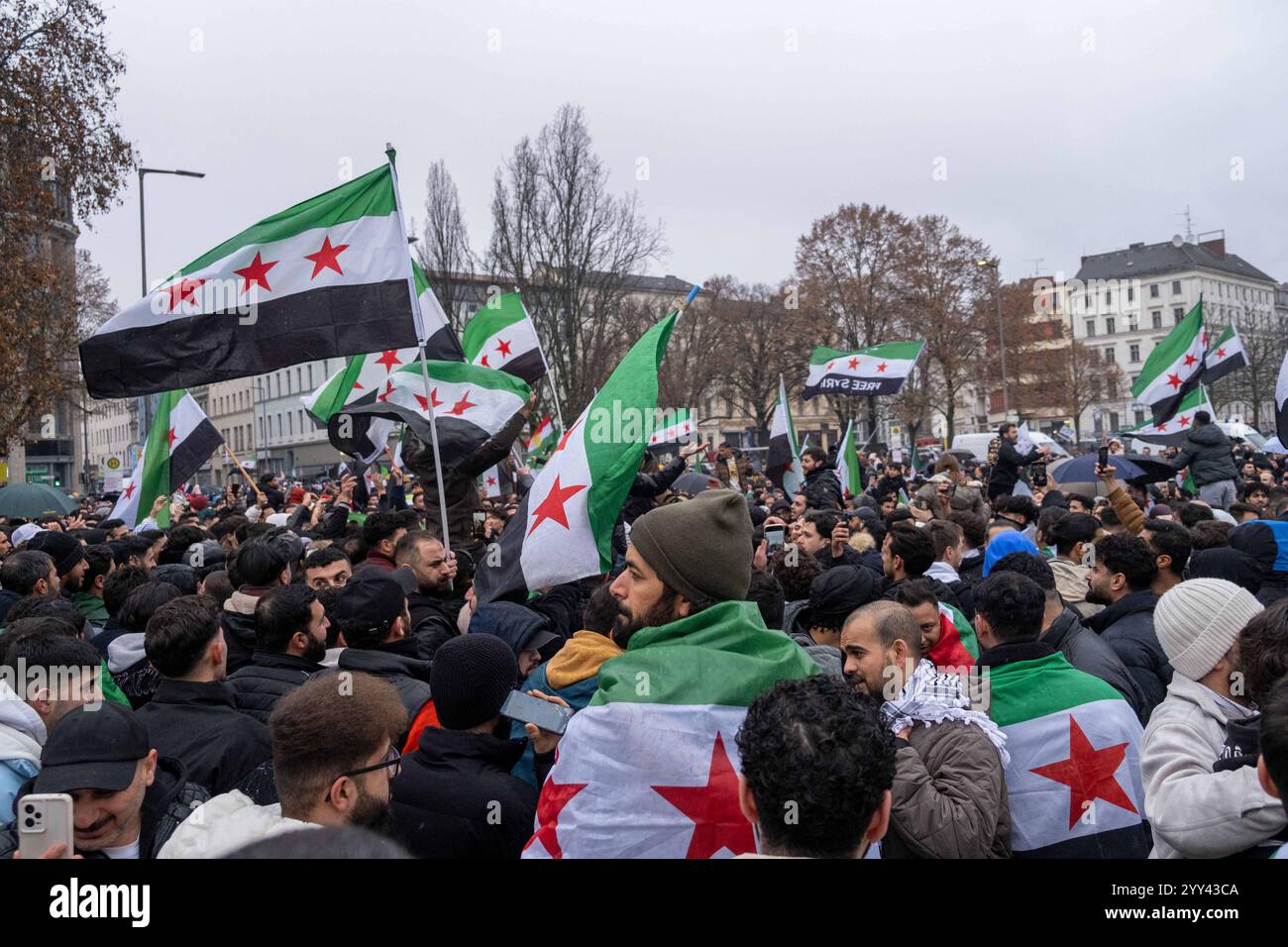 Mehrere tausend Menschen feiern auf und um den Oranienplatz im Berliner ...