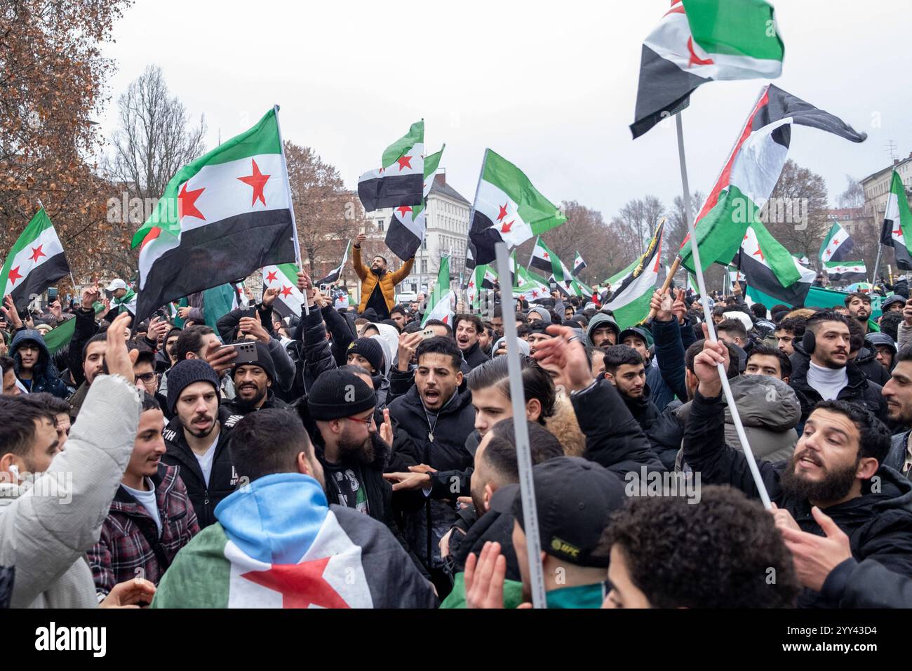 Mehrere tausend Menschen feiern auf und um den Oranienplatz im Berliner ...