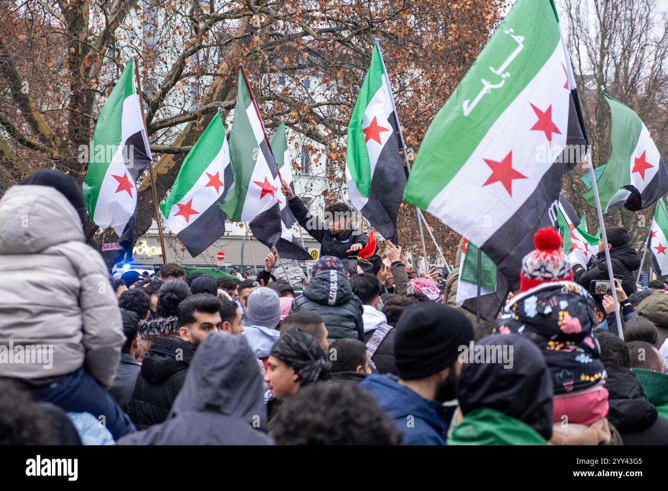 Mehrere tausend Menschen feiern auf und um den Oranienplatz im Berliner ...