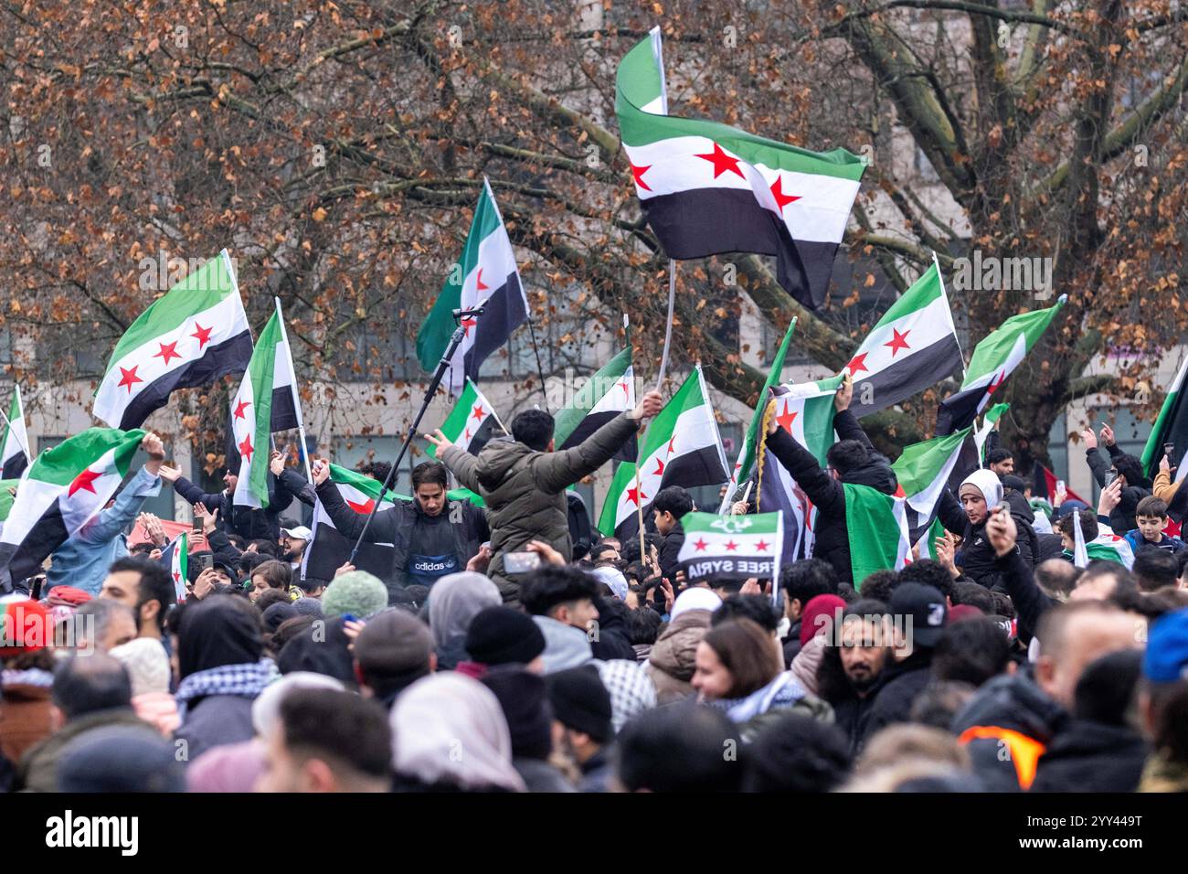 Mehrere tausend Menschen feiern auf und um den Oranienplatz im Berliner ...