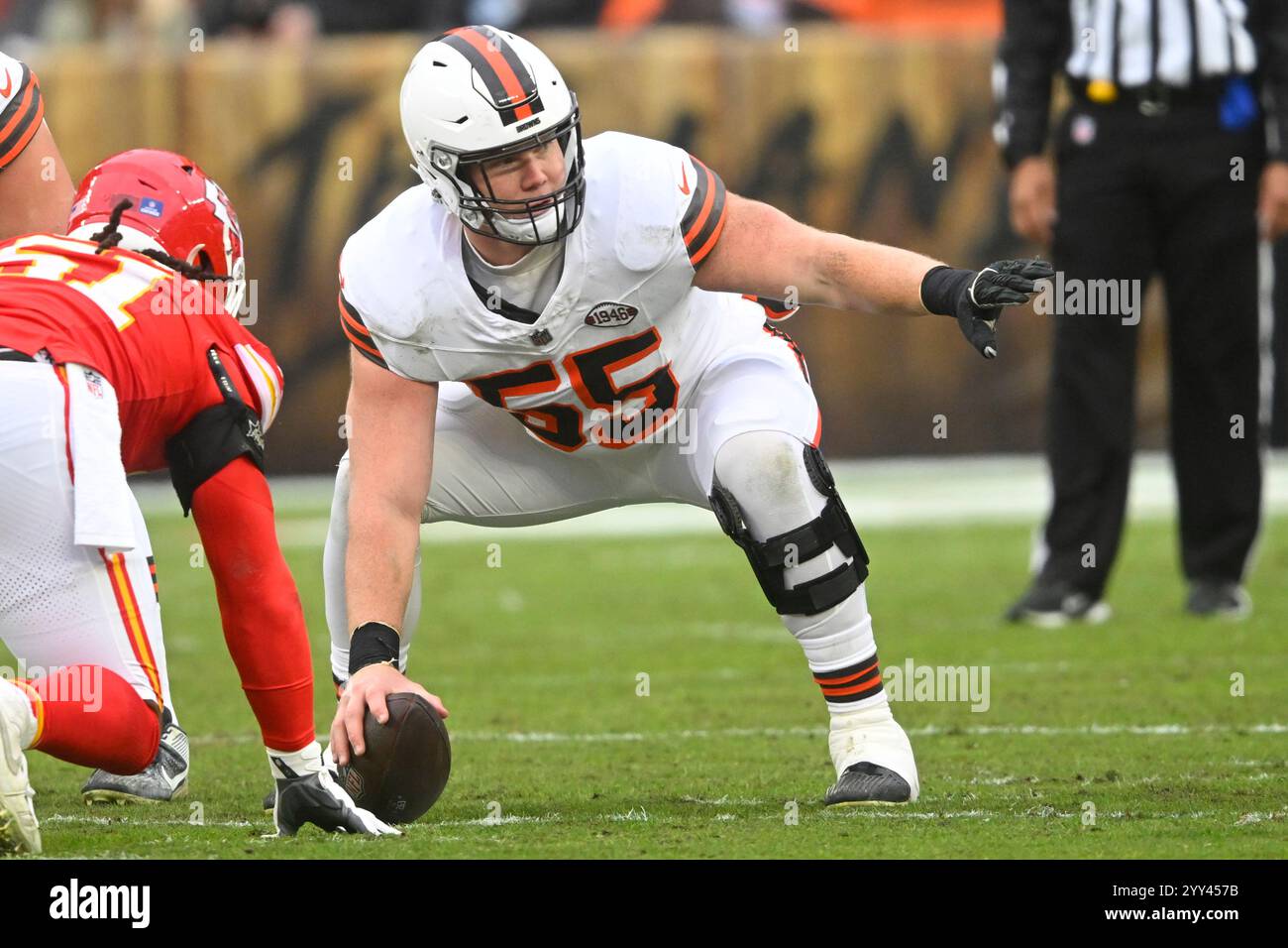 Cleveland Browns center Ethan Pocic (55) lines up during an NFL ...