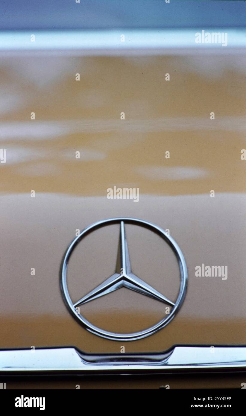 Auto GER, Deutschland, 20241209, Symbolbild, Mercedesstern *** Car GER ...
