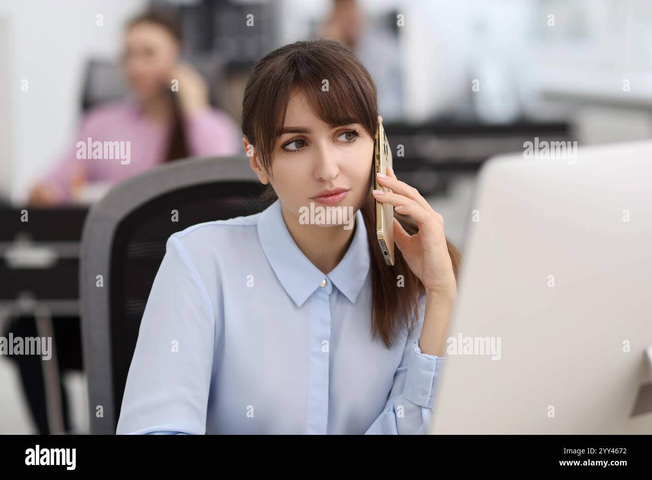 Female office worker talking client hi-res stock photography and images ...