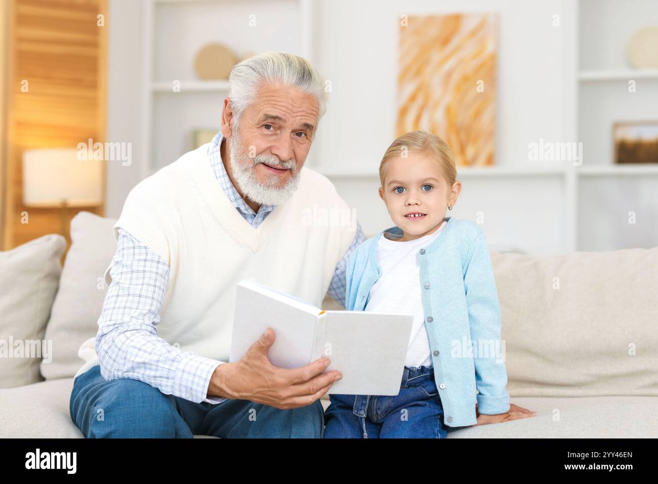 Grandpa reading to grandchild hi-res stock photography and images - Alamy