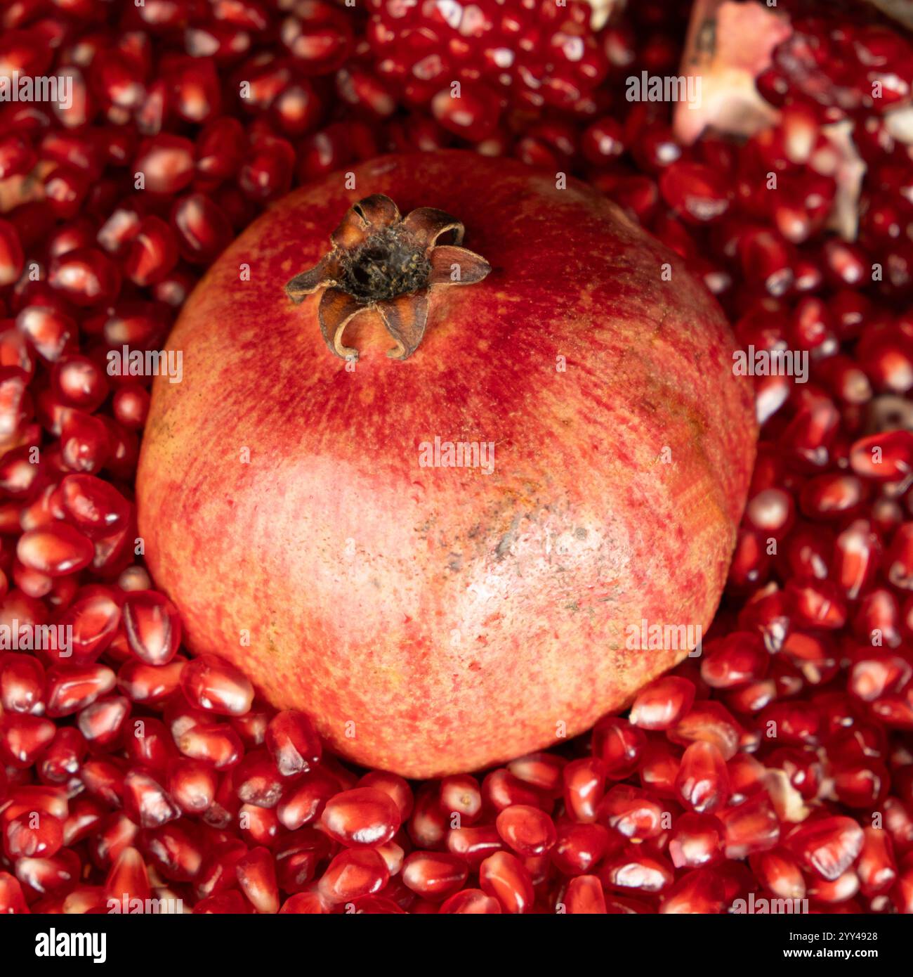 A whole pomegranate and pomegranate grains close-up Stock Photo - Alamy