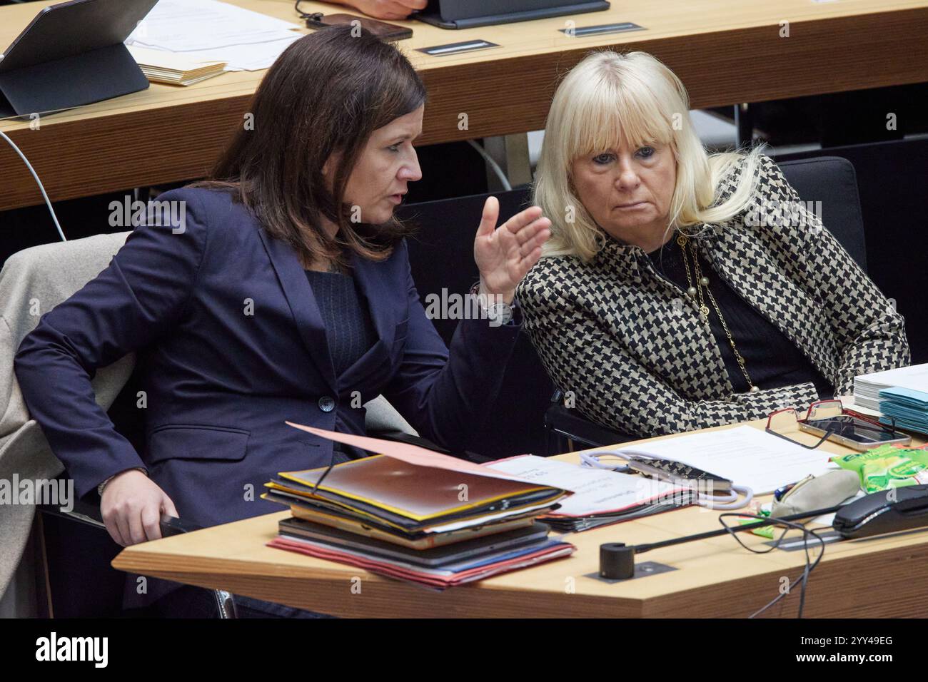 19 December 2024, Berlin: Katharina Günther-Wünsch (l, CDU), Senator ...