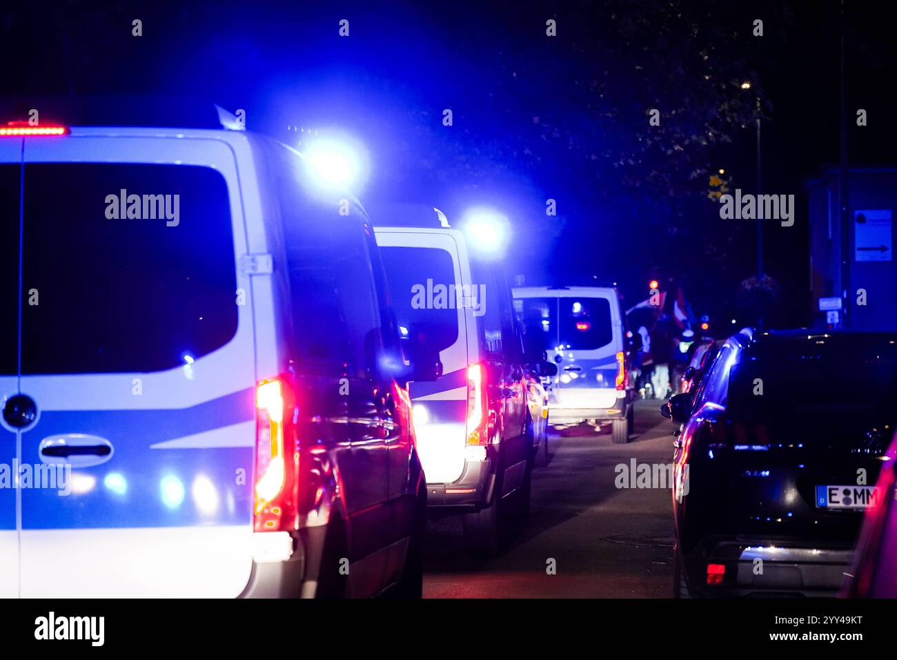 Deutschland, Europa, Polizei, Einsatzfahrzeuge, Blaulicht, Nacht ...