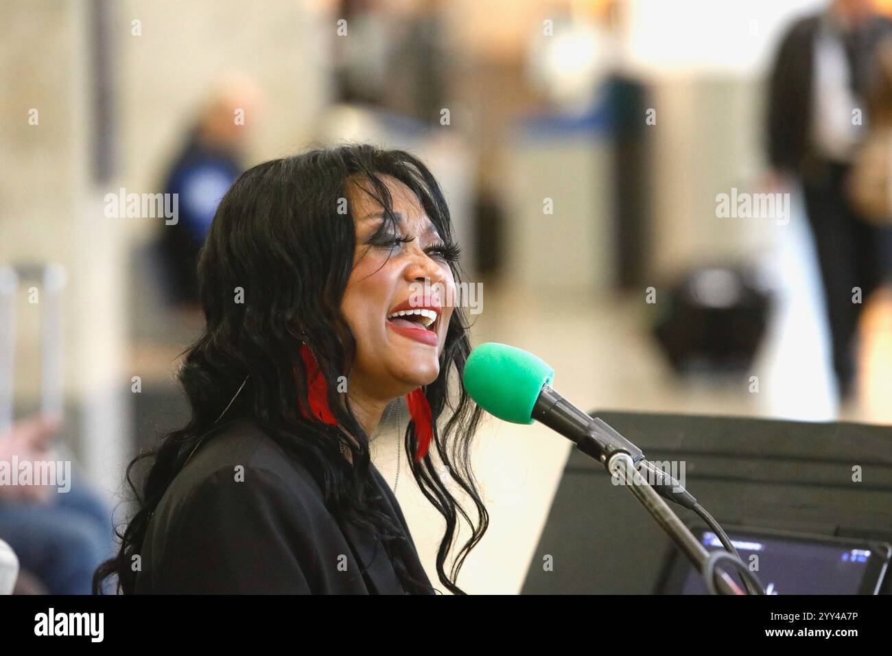 CORRECTS SPELLING OF SINGERS LAST NAME TO MCCOMMON - Roz McCommon sings ...