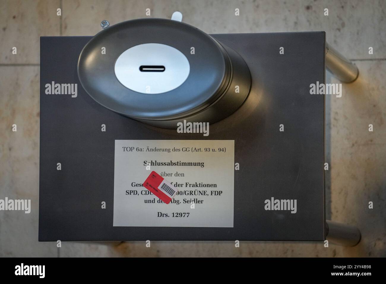 Berlin, Germany. 19th Dec, 2024. The ballot box into which MPs can cast ...