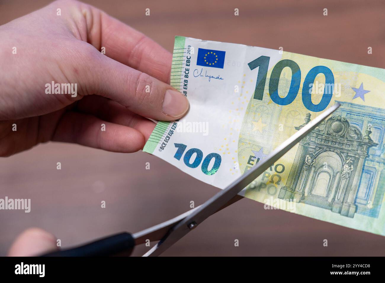 Inflation - Geld verliert wert. Symbolfoto Inflation: Geldschein wird ...