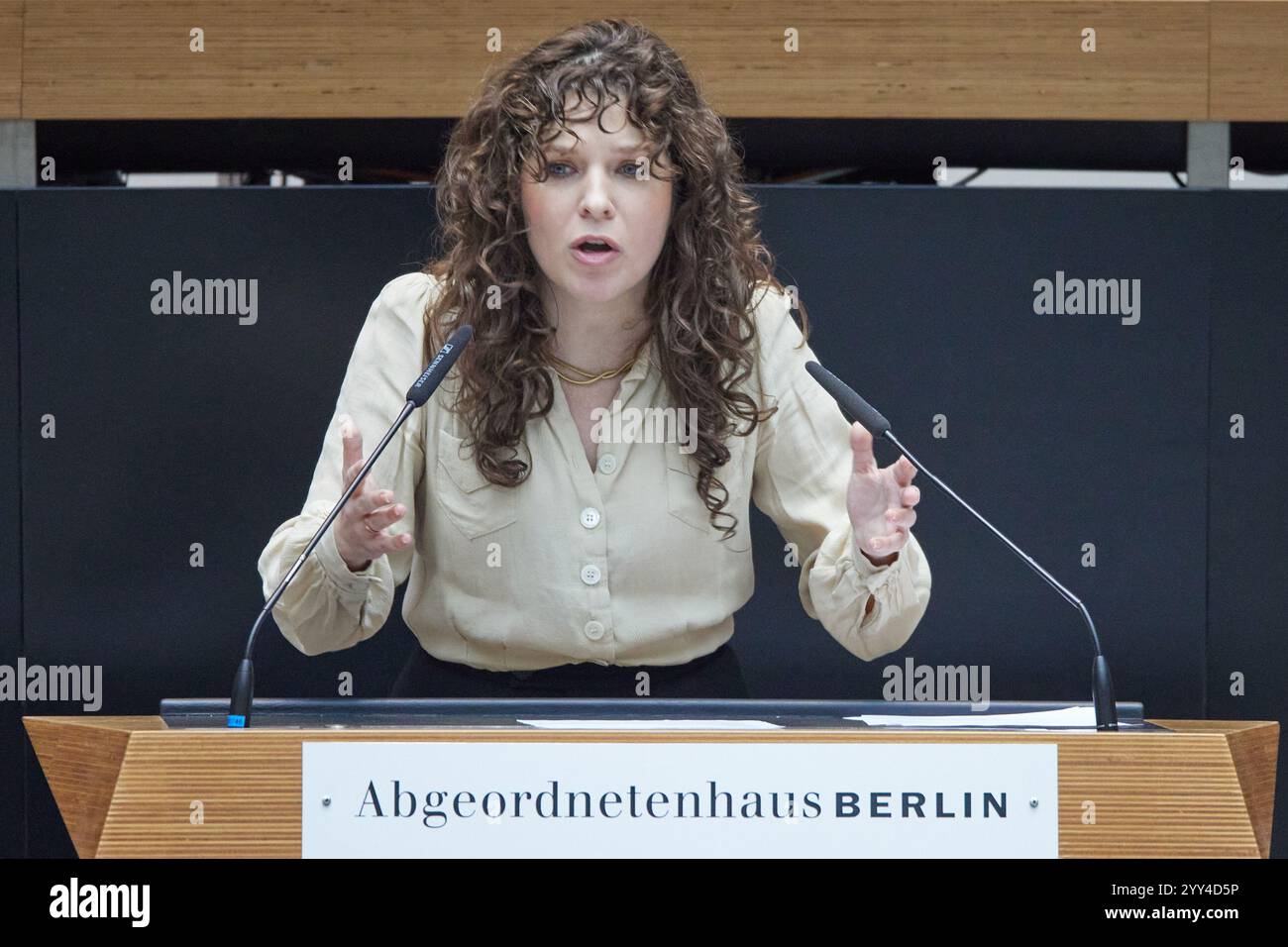 Berlin, Germany. 19th Dec, 2024. Anne Helm (Die Linke), leader of the ...