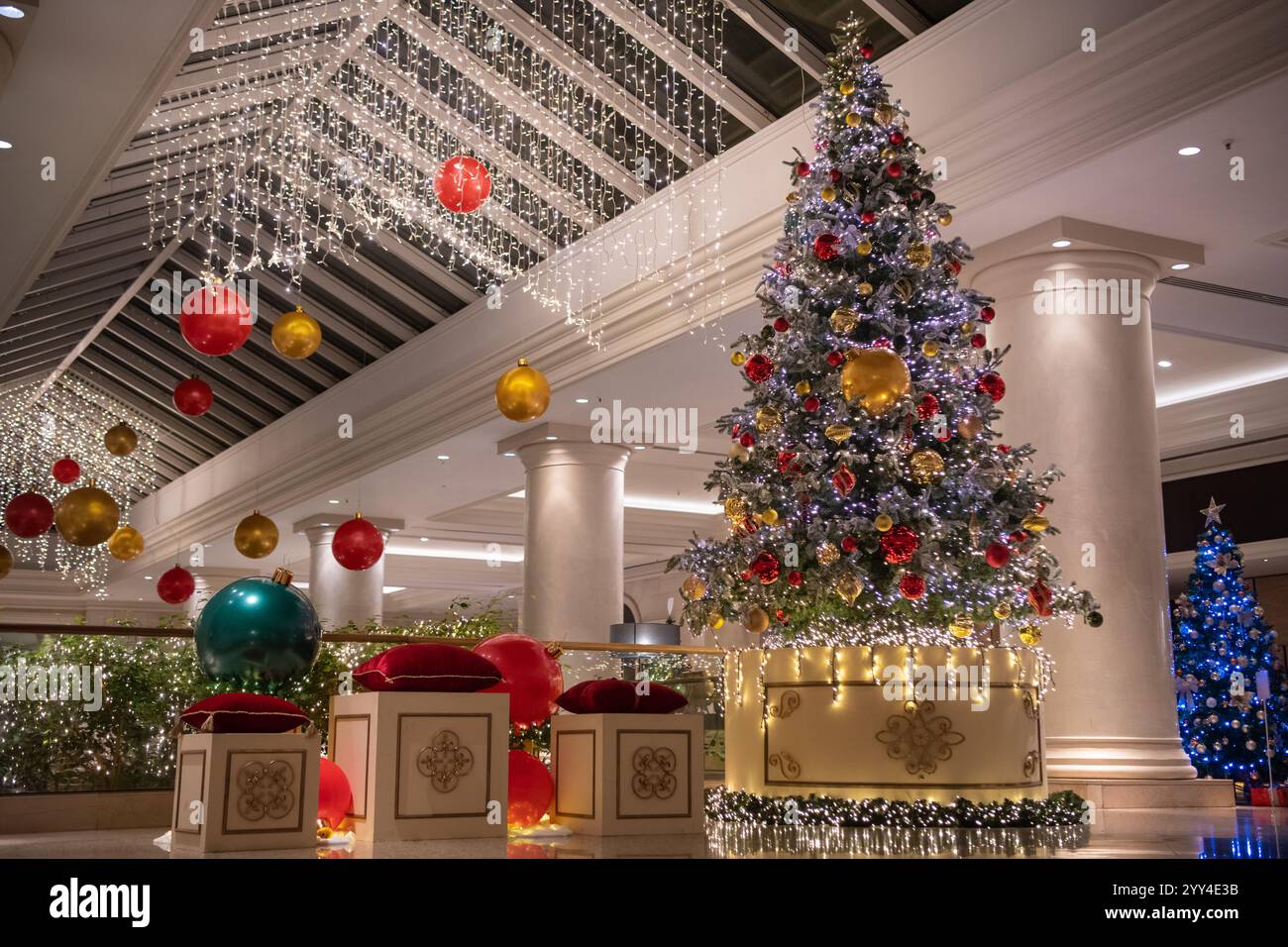 Christmas decorations on modern hotel entrance and reception desk during Christmas Days Stock ...