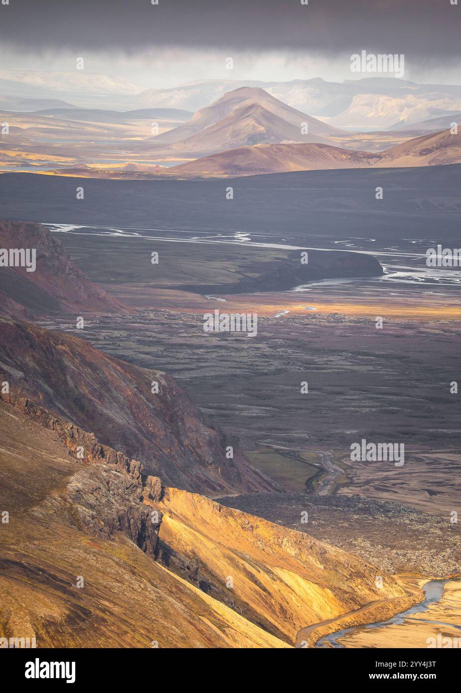 Majestic icelandic mountain ranges hi-res stock photography and images ...