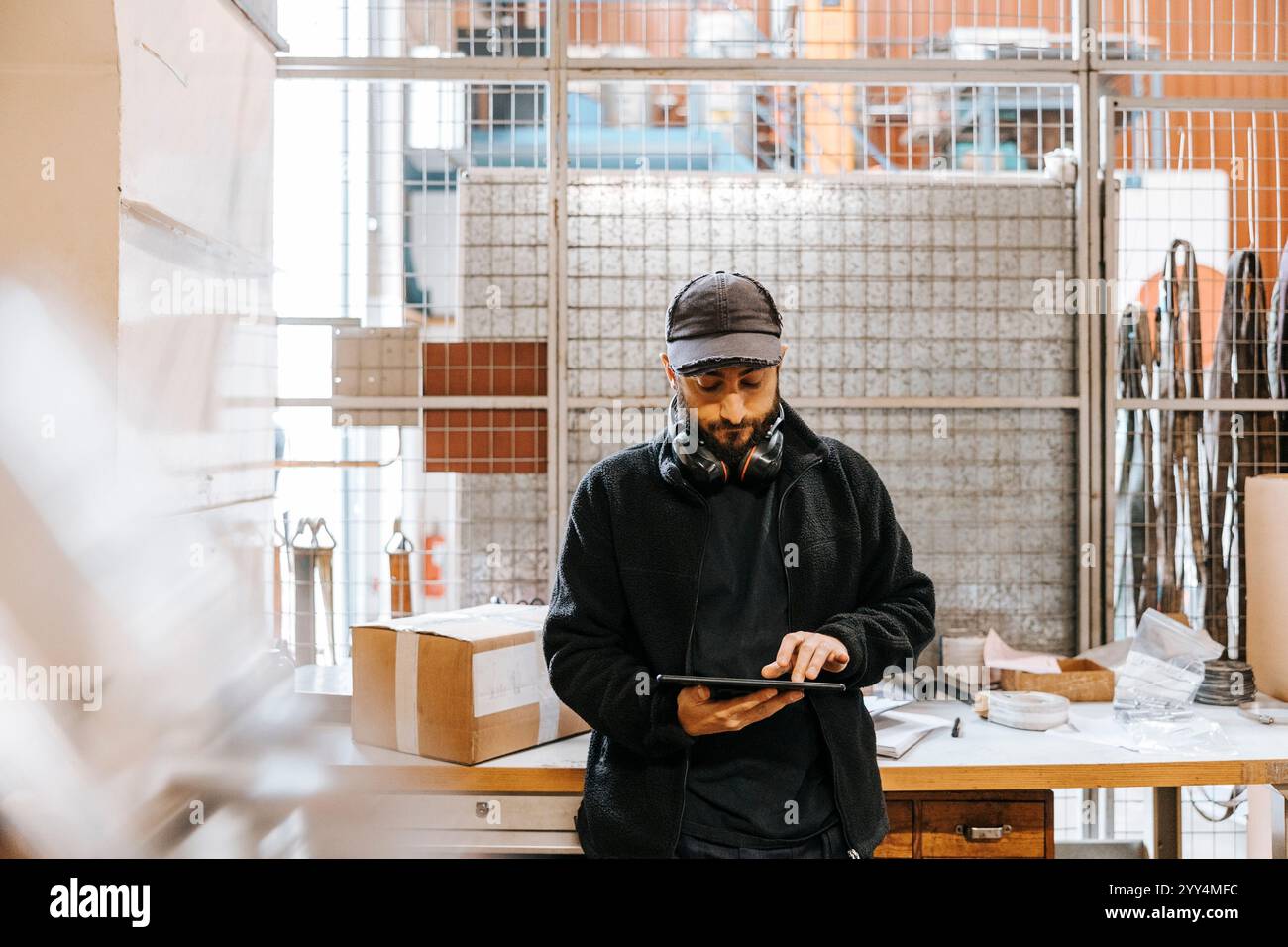 Warehouse worker using tablet hi-res stock photography and images - Alamy