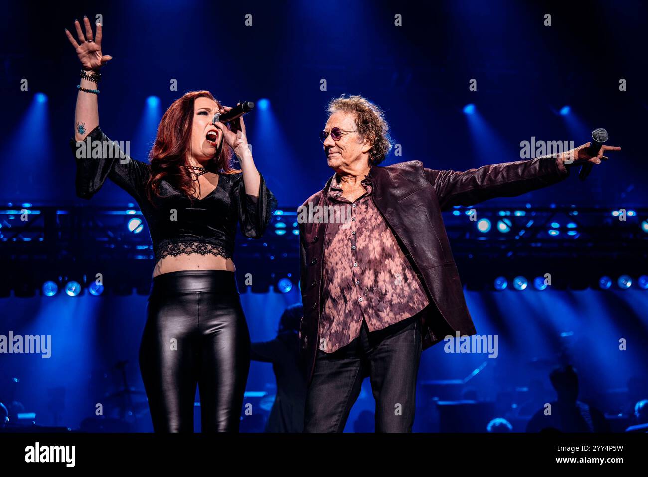 Cian Coey und Mickey Thomas von Starship live bei der 30. Night of the ...
