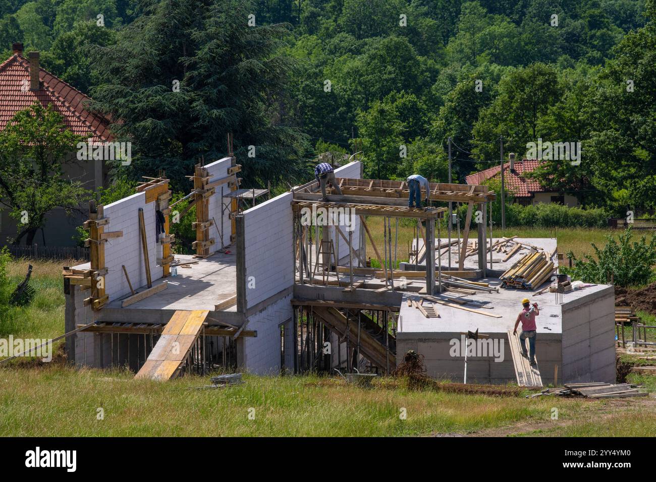 New unfinished family house hi-res stock photography and images - Alamy