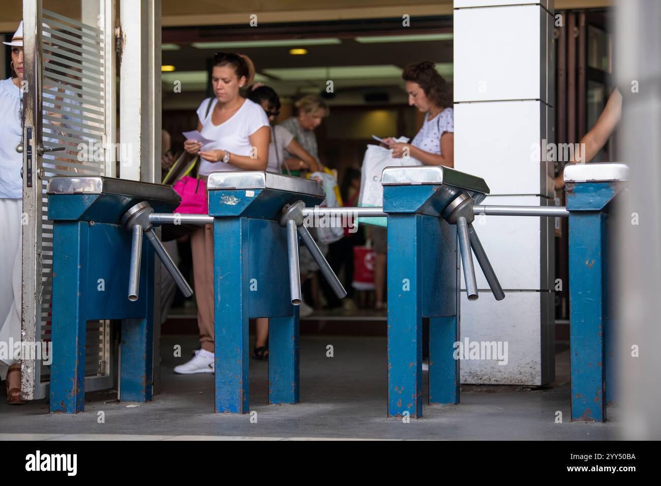 Crowd people waiting bus stop hi-res stock photography and images - Alamy