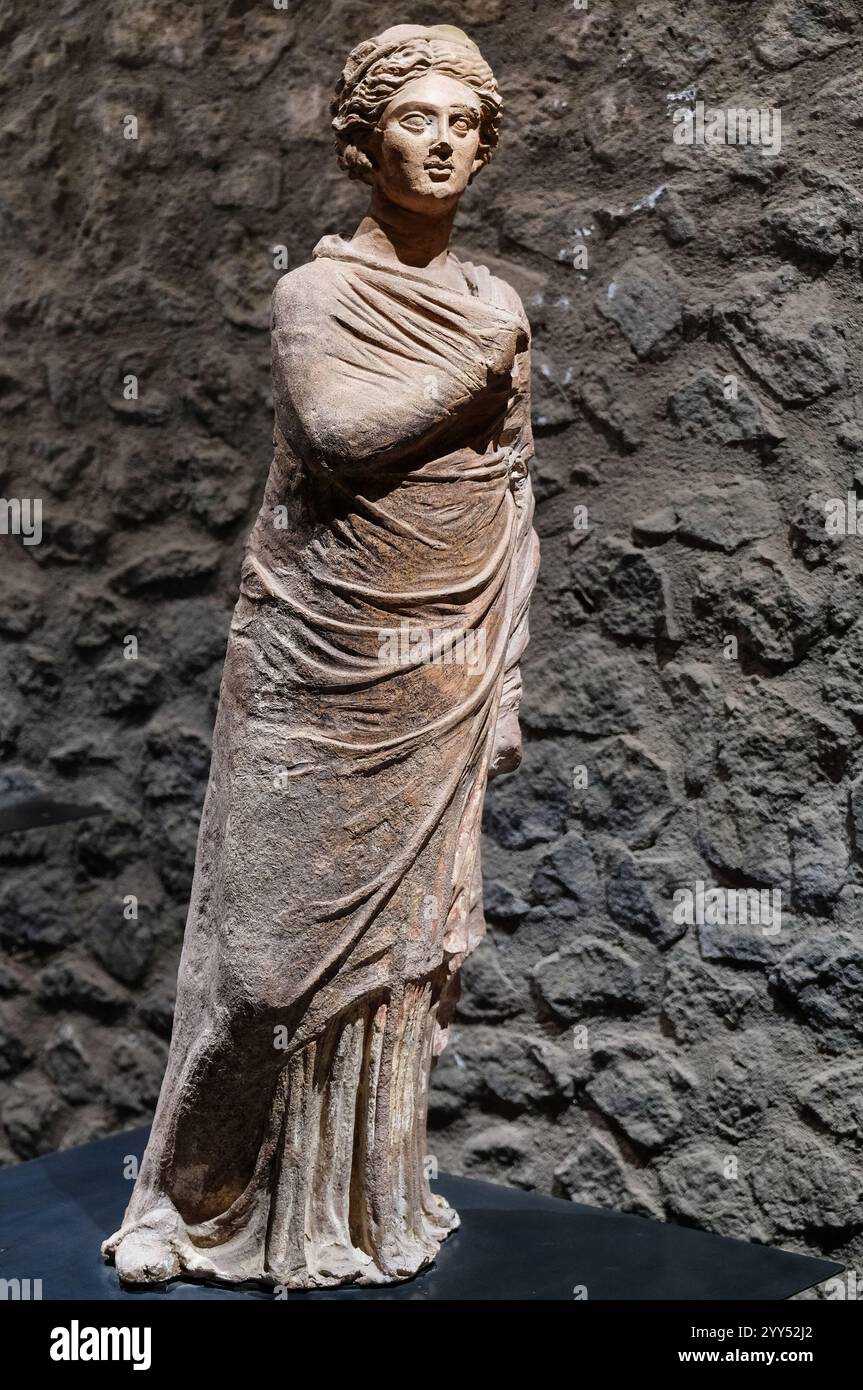 Ancient roman woman statue hi-res stock photography and images - Alamy