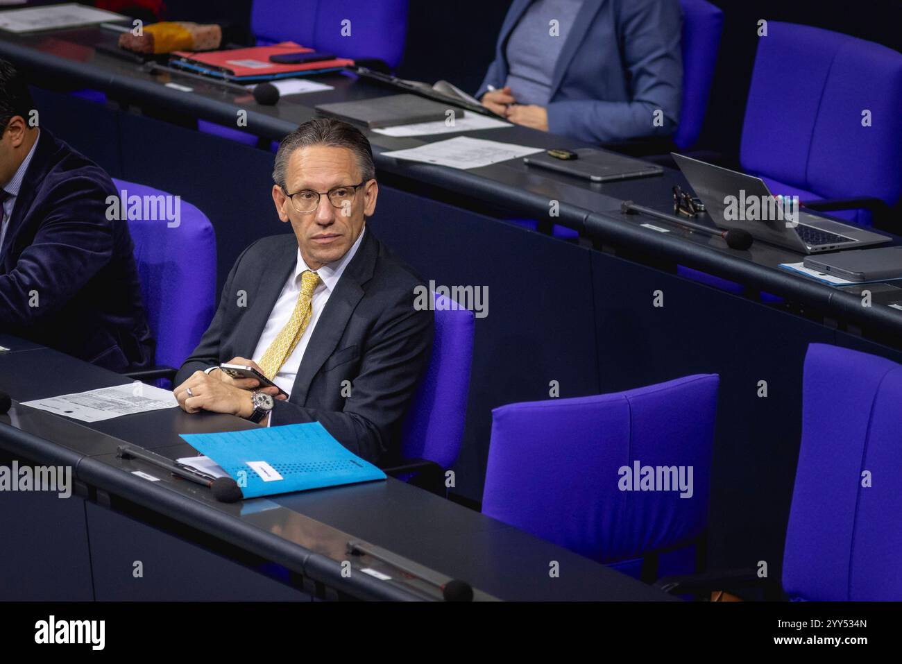 Joerg Kukies, Bundesminister der Finanzen, sitzt auf der Regierungsbank ...