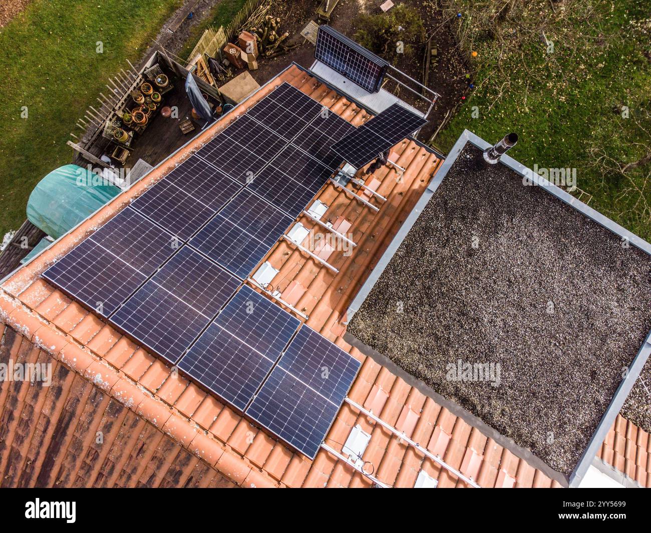 Auf einem Passivhaus aus Holz montiert ein Monteur Solarpanele auf dem Dach. Leutkirch, Baden ...
