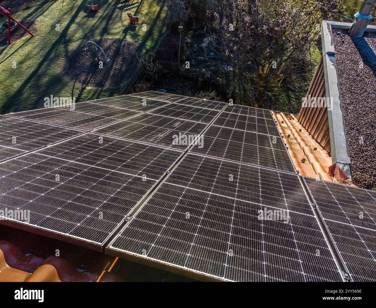 Blick von oben auf das Dach eines Passivhaus aus Holz, auf dem eine ...