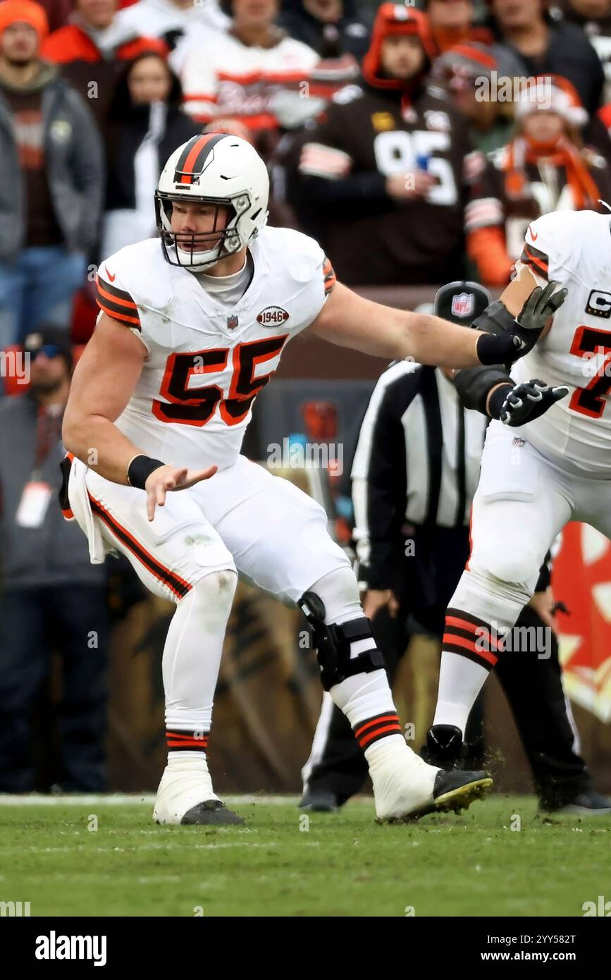 Cleveland Browns center Ethan Pocic (55) looks to make a block during ...