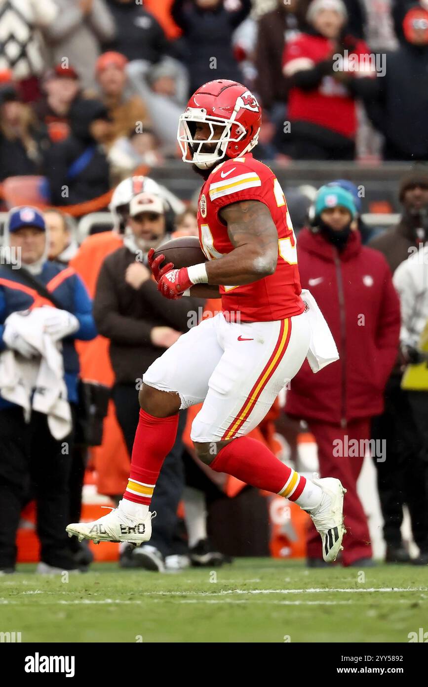 Kansas City Chiefs running back Samaje Perine (34) runs with the ball ...