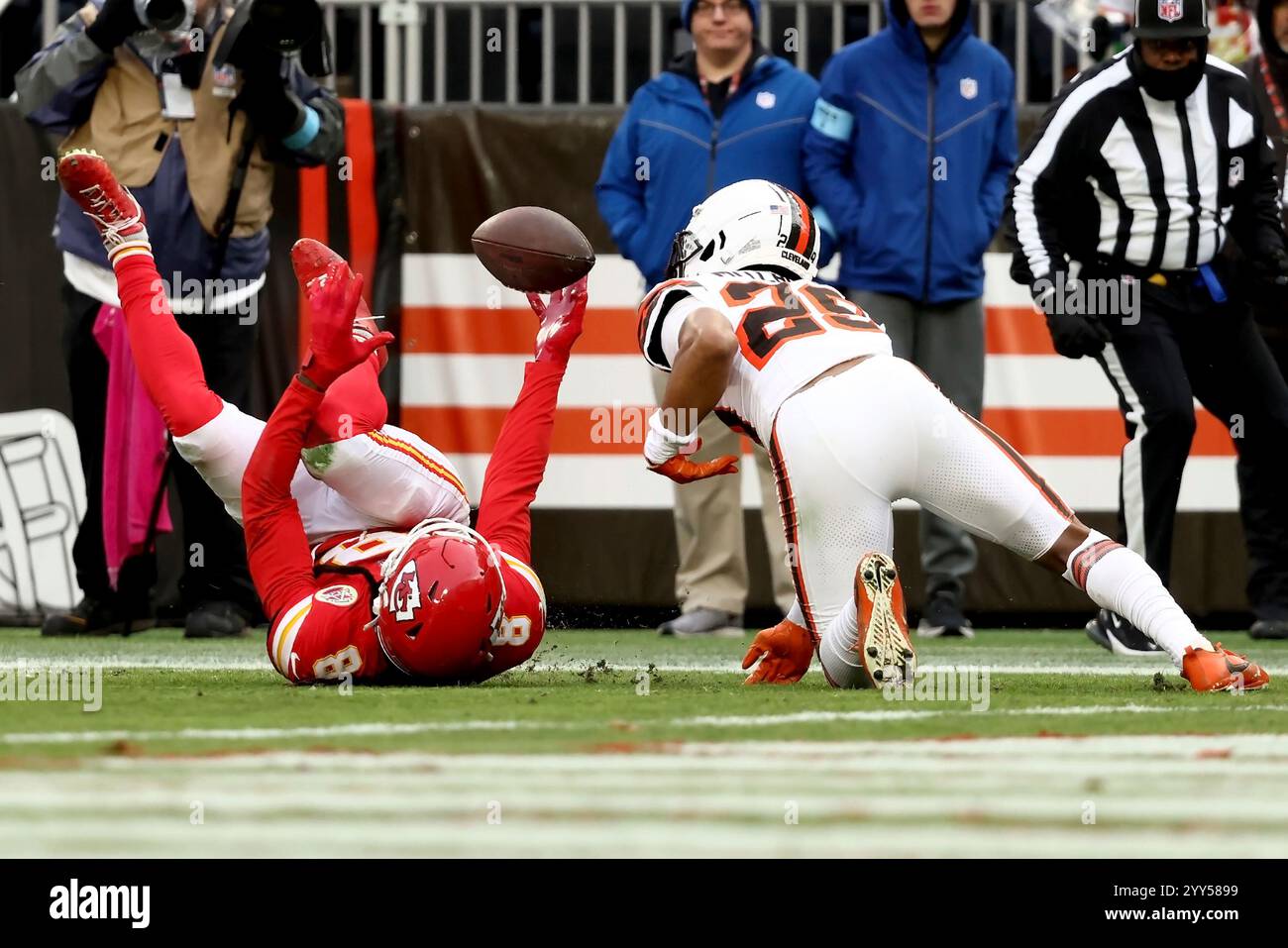 Kansas City Chiefs wide receiver DeAndre Hopkins (8) attempts to catch ...