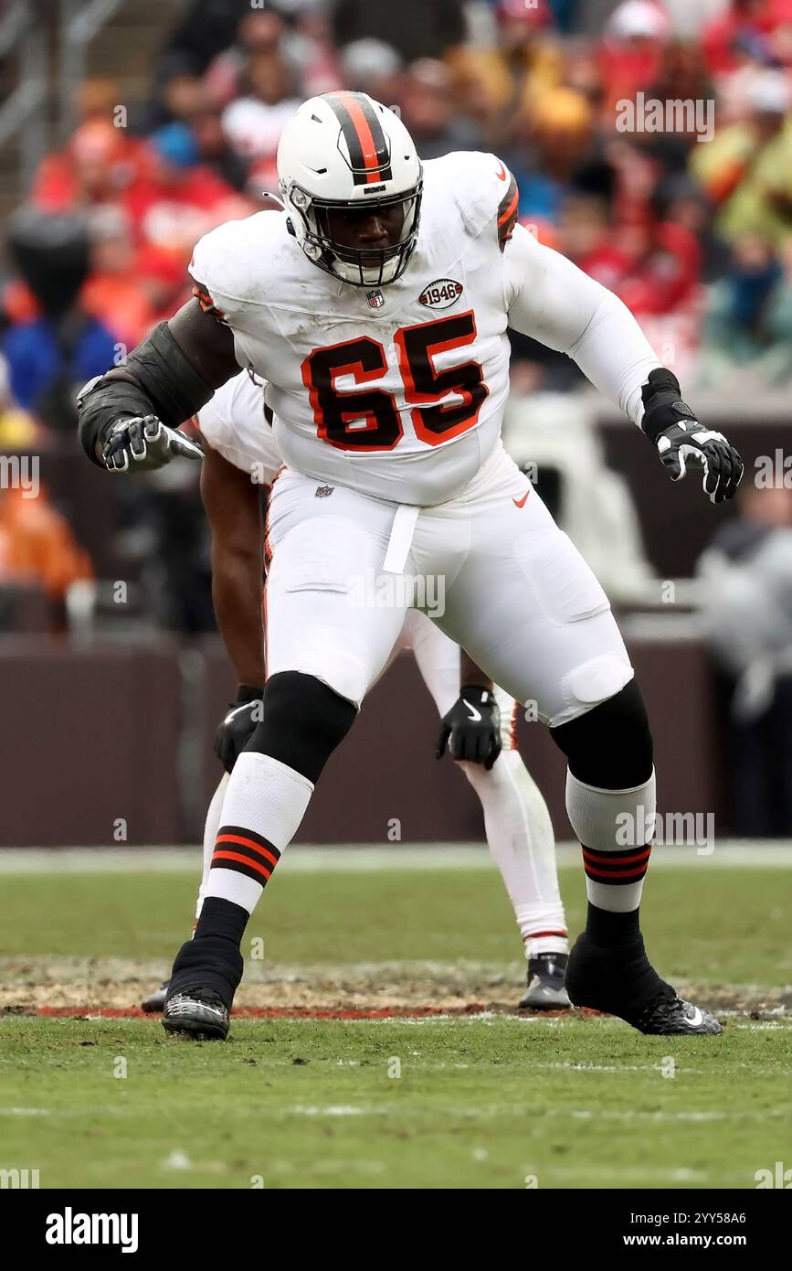 Cleveland Browns guard Germain Ifedi (65) looks to make a block during ...
