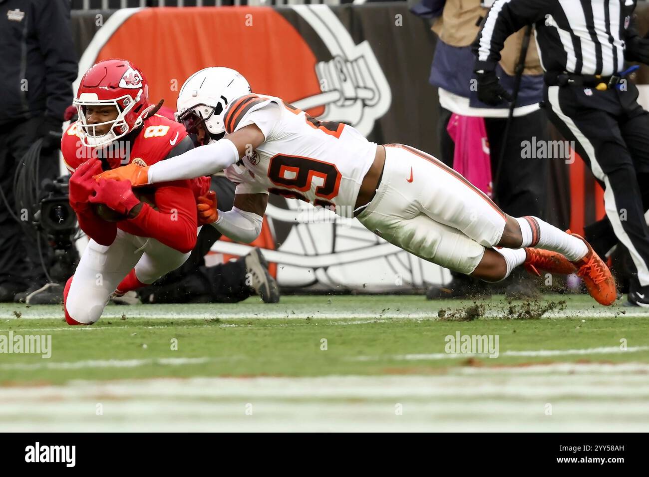Kansas City Chiefs wide receiver DeAndre Hopkins (8) attempts to catch ...