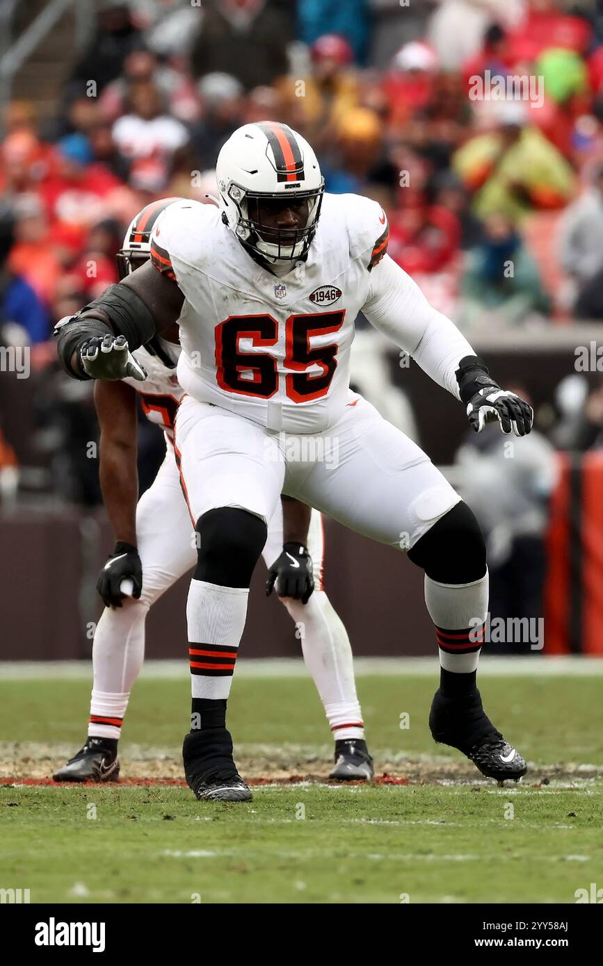 Cleveland Browns guard Germain Ifedi (65) looks to make a block during ...