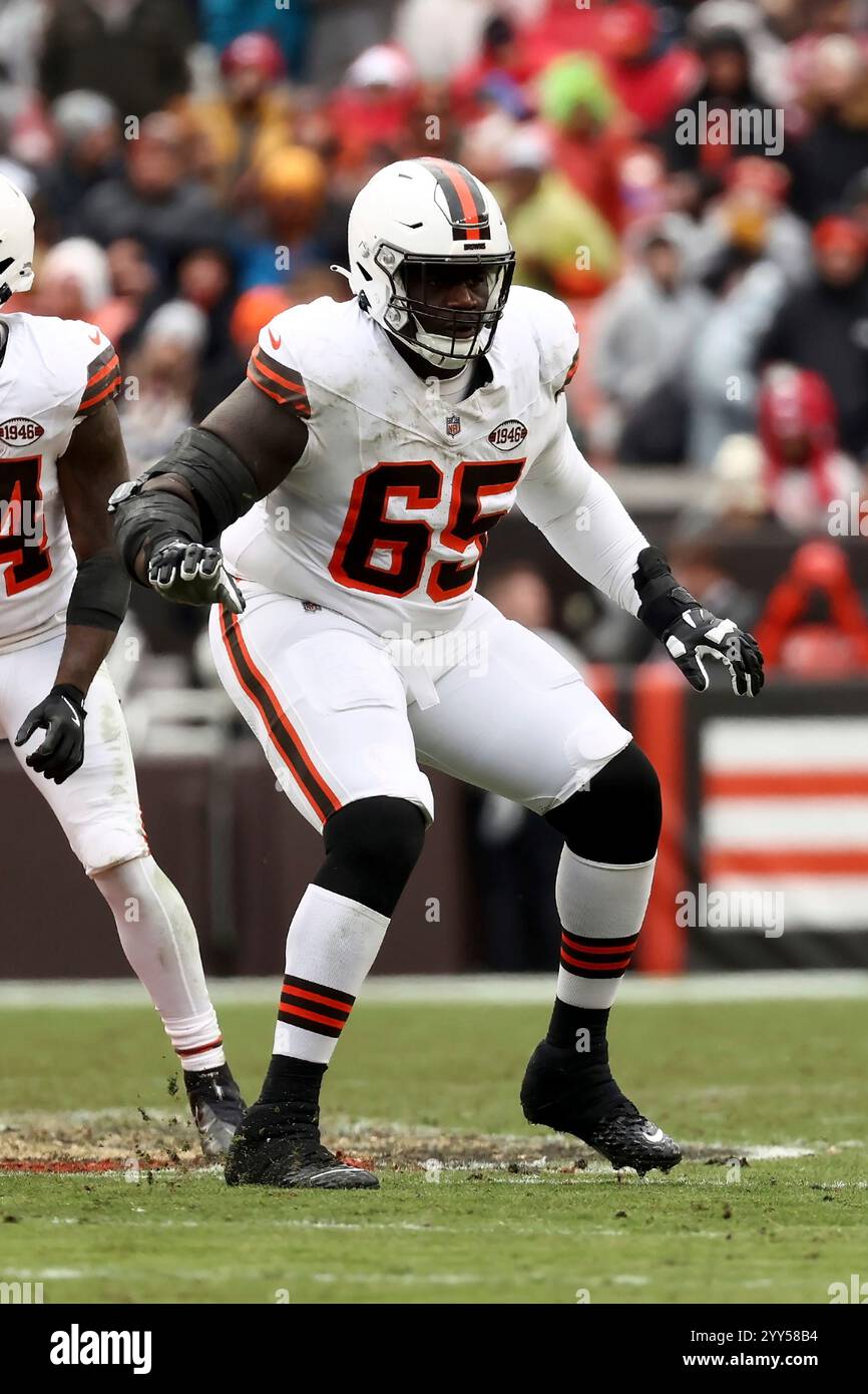 Cleveland Browns guard Germain Ifedi (65) looks to make a block during ...