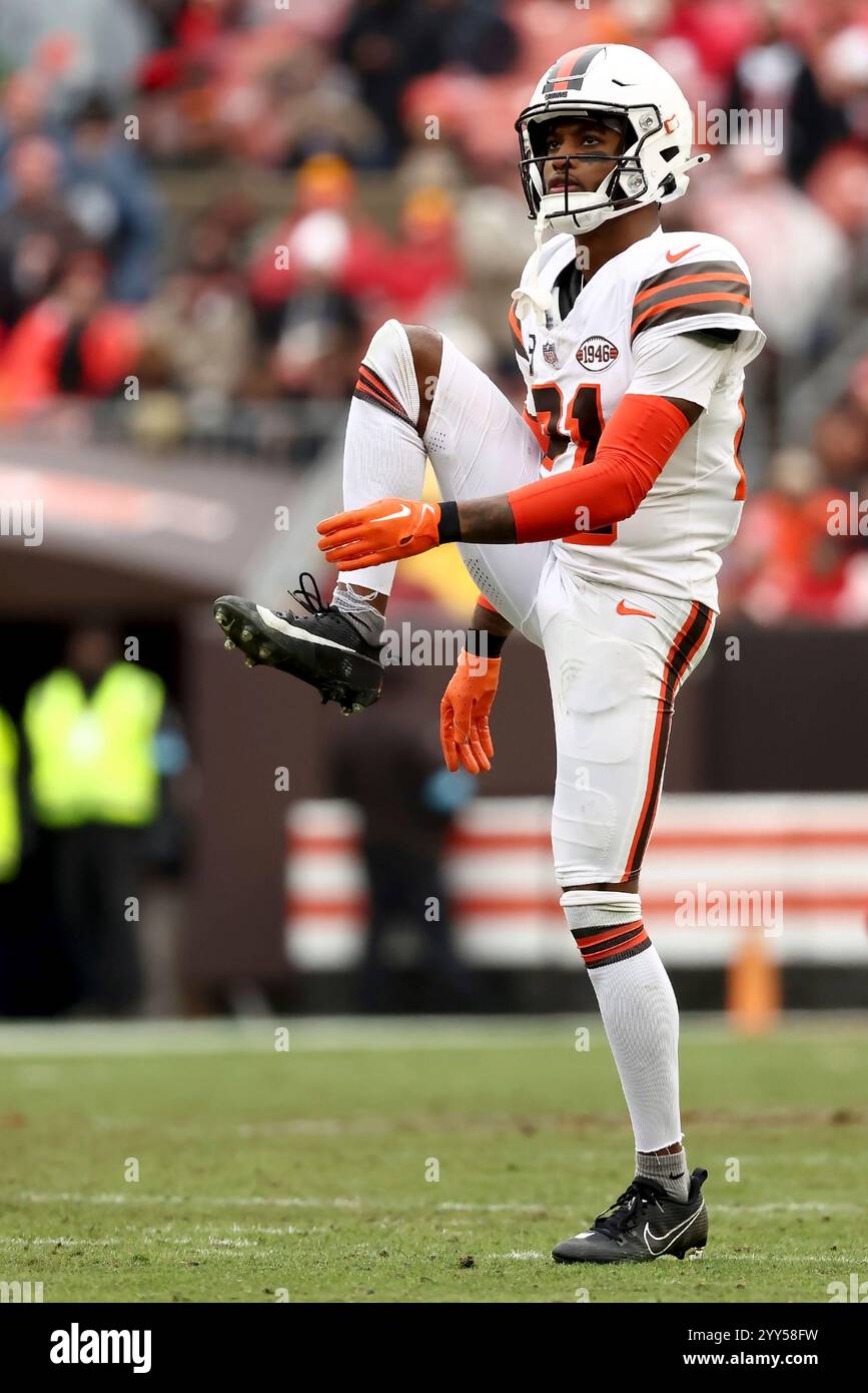Cleveland Browns cornerback Denzel Ward (21) stretches during an NFL ...