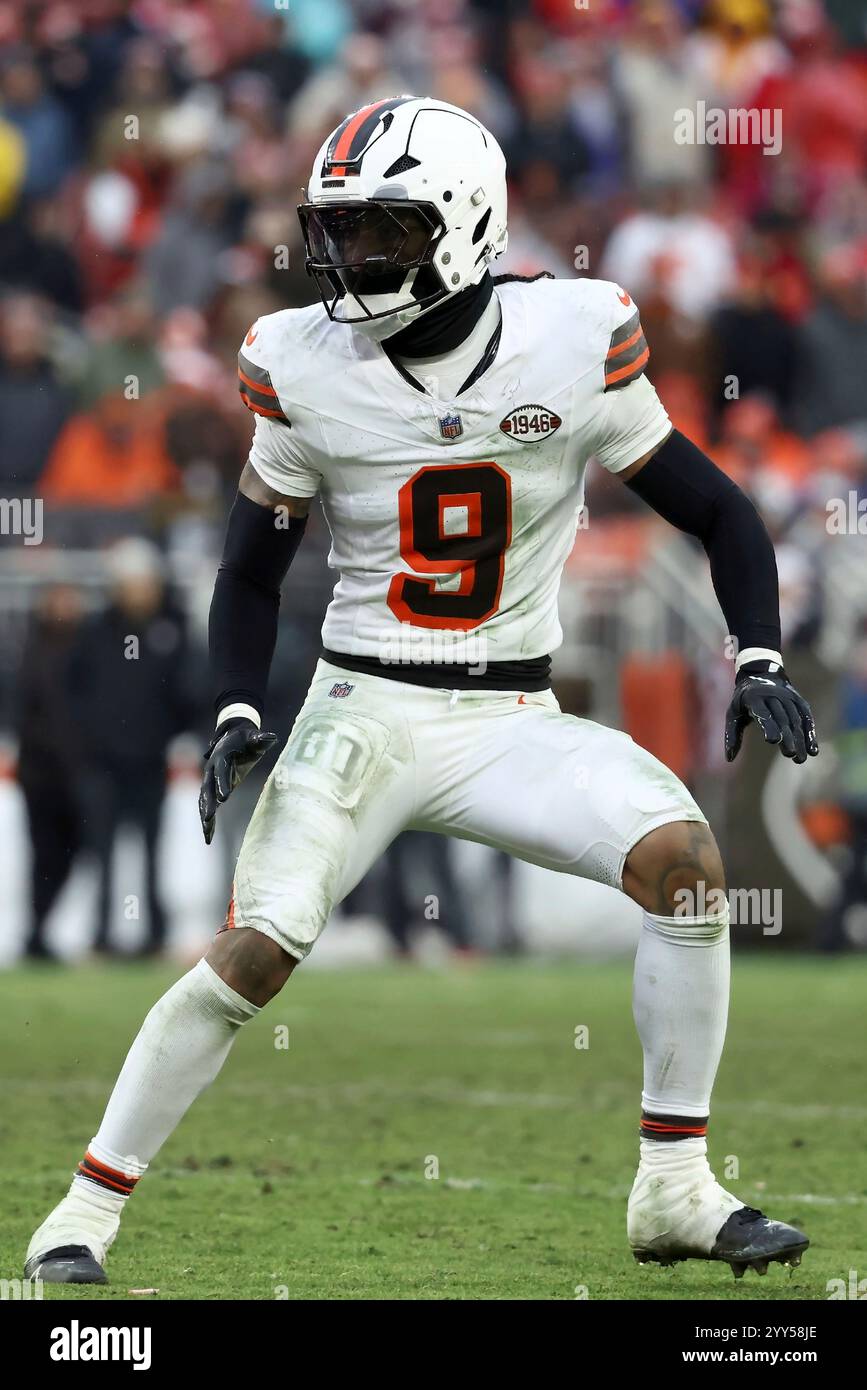 Cleveland Browns safety Grant Delpit (9) drops back in coverage during ...