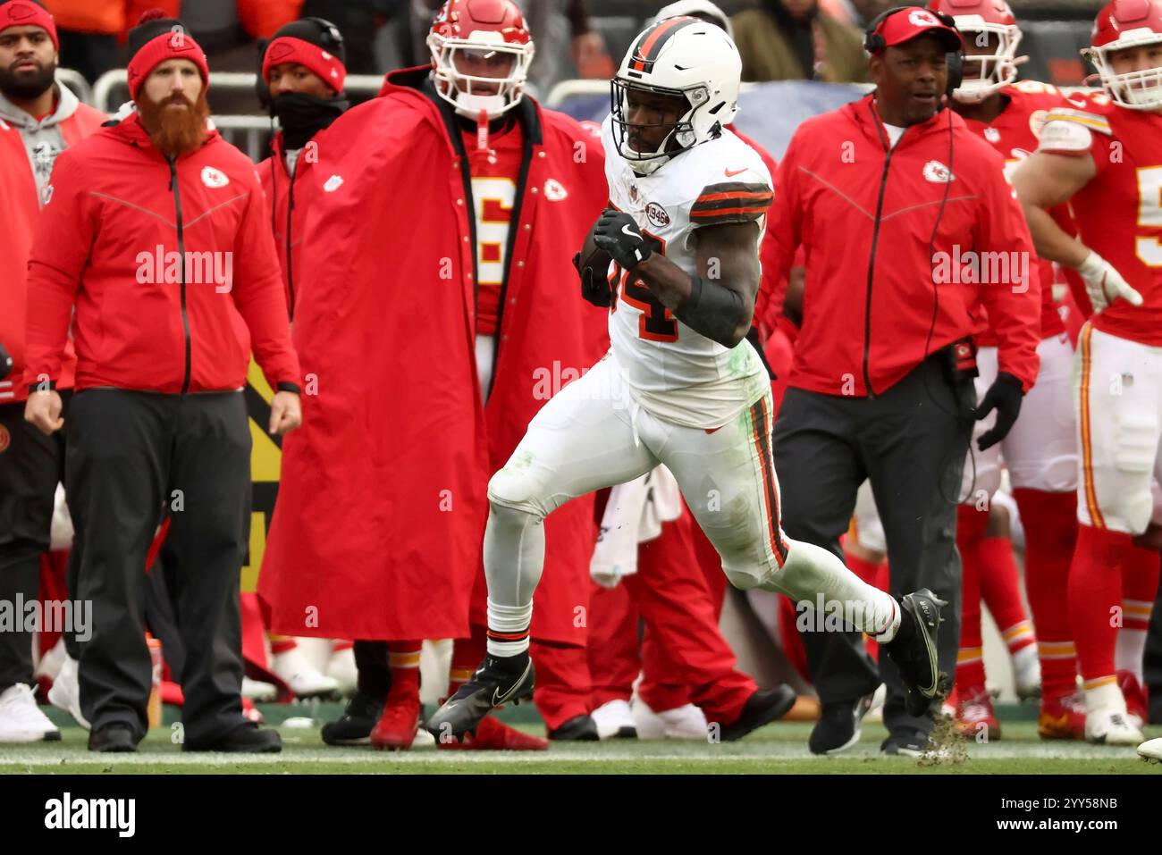 Cleveland Browns running back Jerome Ford (34) runs with the ball ...