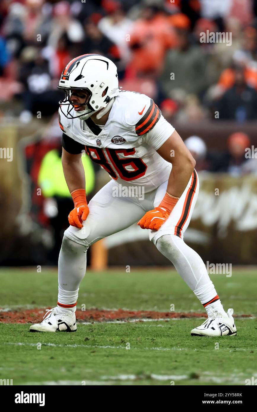 Cleveland Browns tight end Blake Whiteheart (86) lines up for a play ...