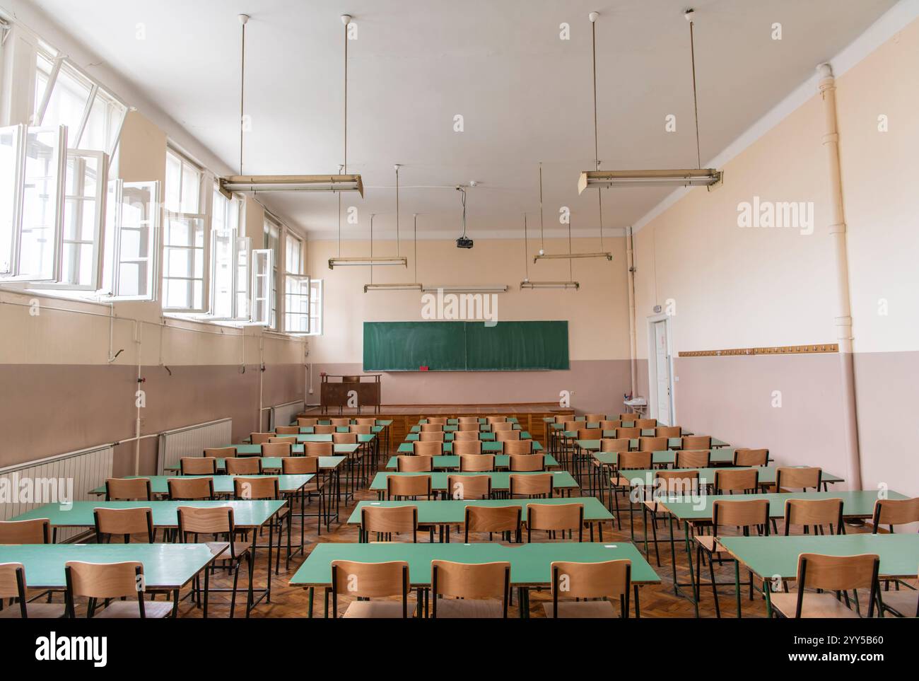 College classroom and empty desk hi-res stock photography and images ...