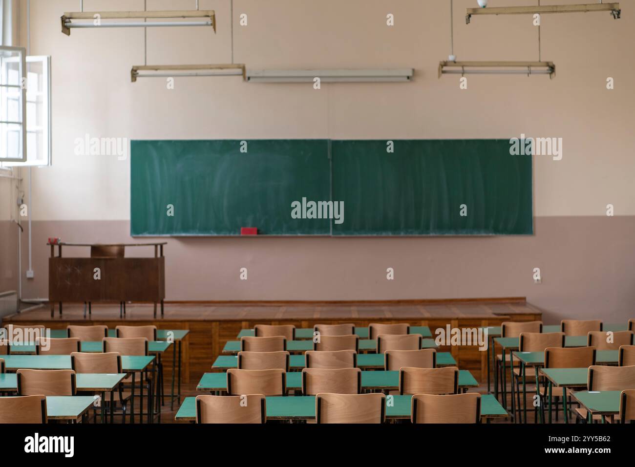 College classroom and empty desk hi-res stock photography and images ...