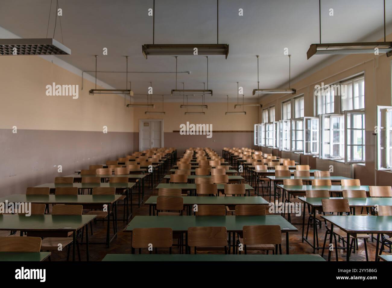 College classroom and empty desk hi-res stock photography and images ...