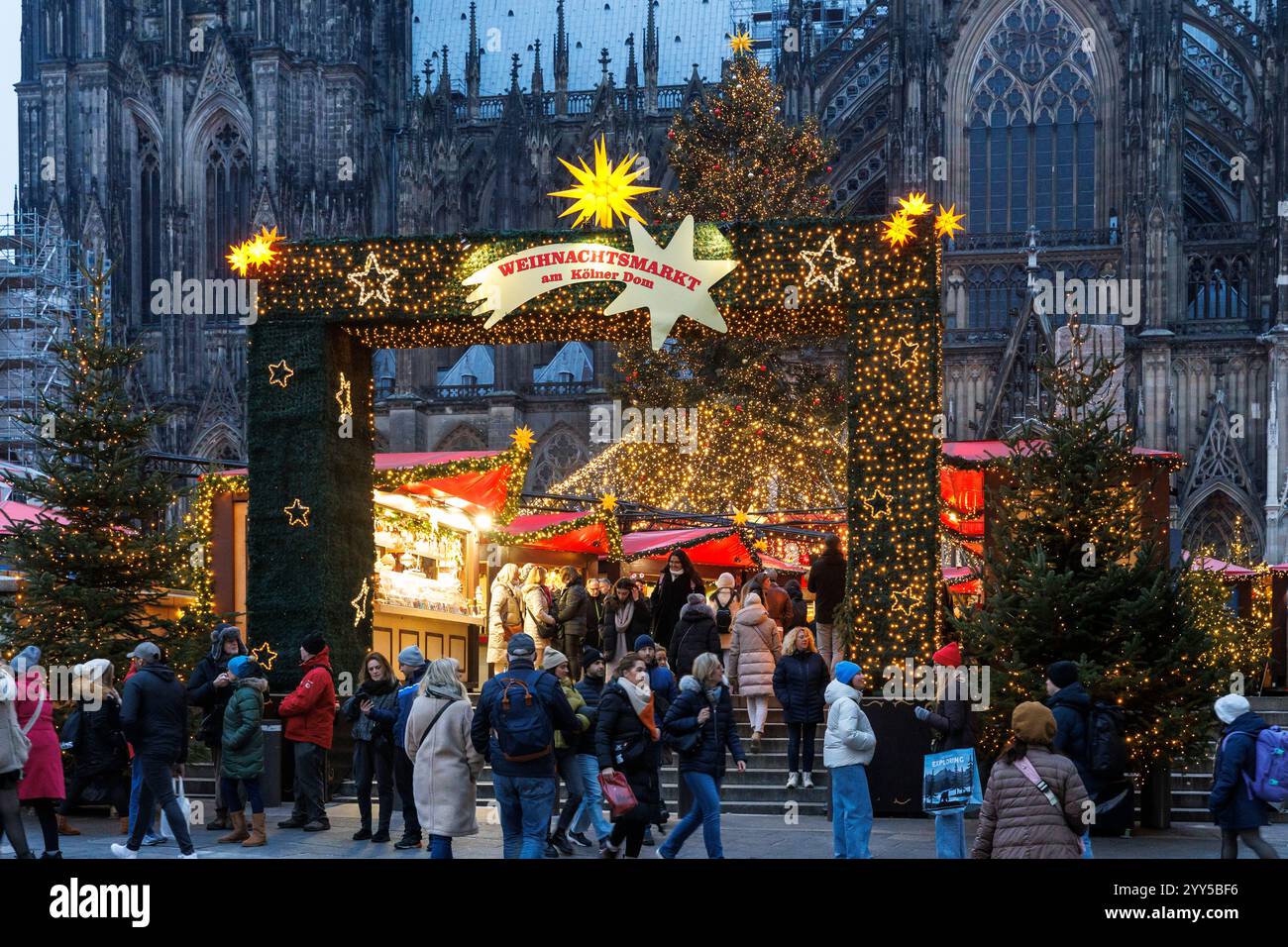 the Christmas market at Roncalliplatz in front of the cathedral ...