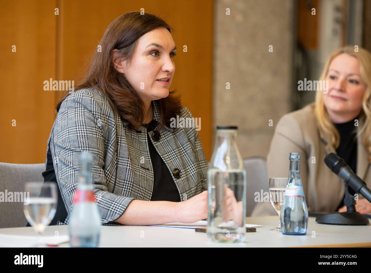 Eine Pressekonferenz mit der neuen Direktorin der Stiftung ...