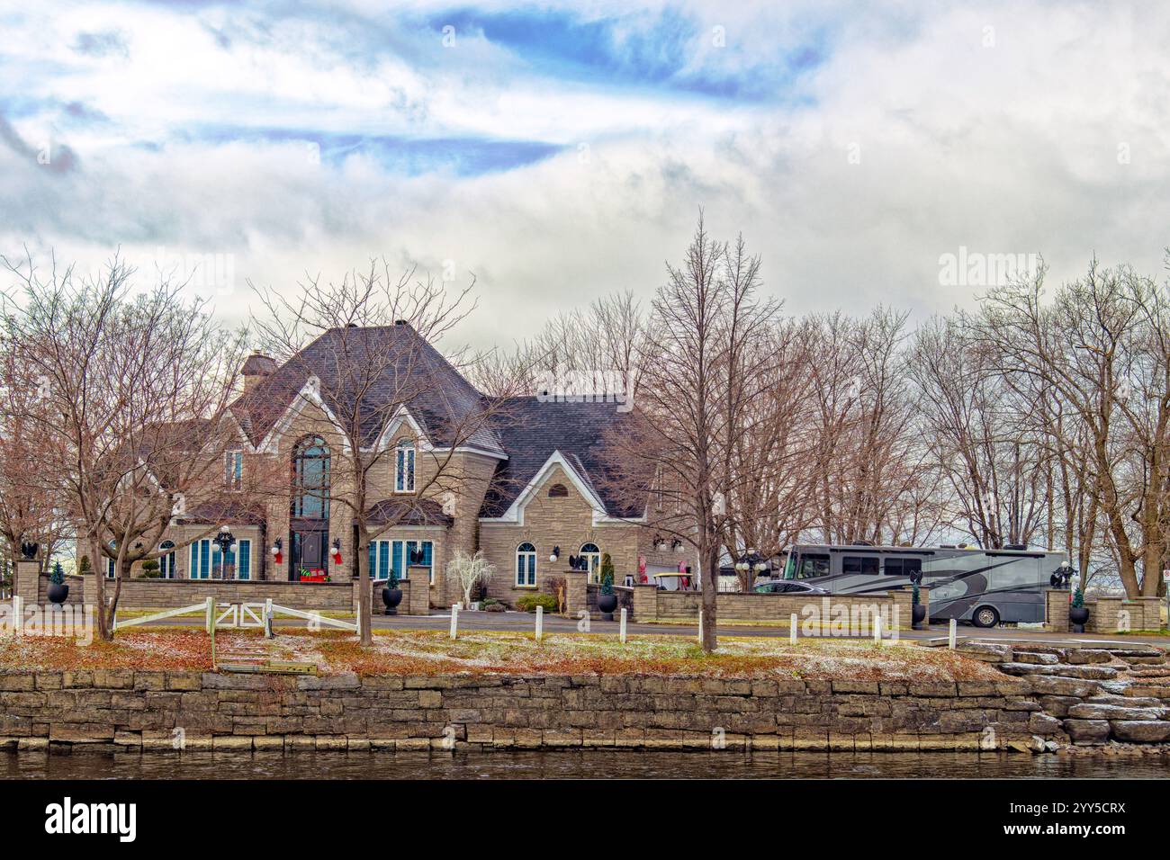 Carillon canal house view hi-res stock photography and images - Alamy