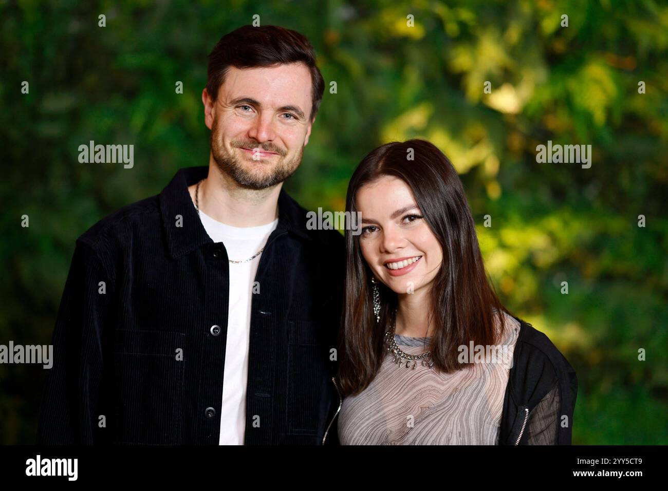 Webvideoproduzent Phil Laude und Komikerin Maria Clara Groppler bei der ...