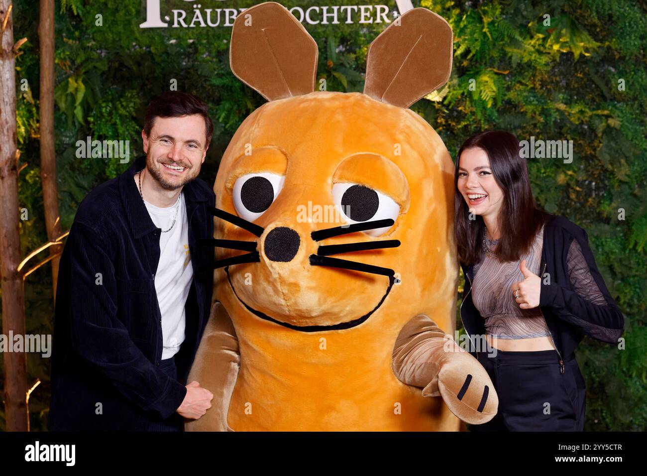 Webvideoproduzent Phil Laude und Komikerin Maria Clara Groppler mit der ...