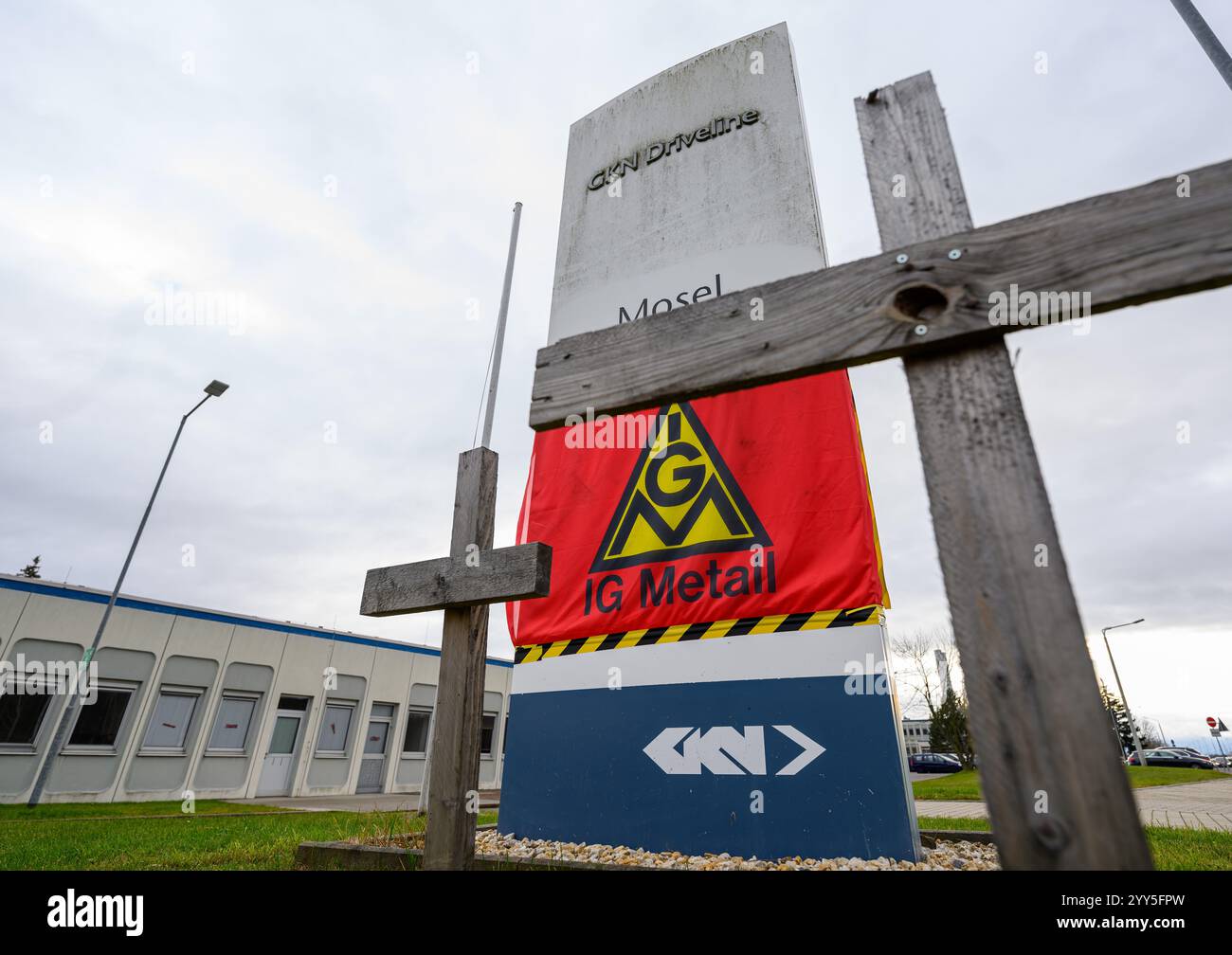 PRODUCTION - 16 December 2024, Saxony, Zwickau: Wooden crosses stand ...