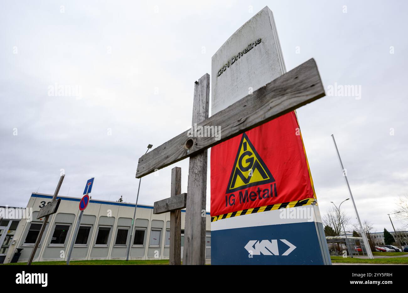 PRODUCTION - 16 December 2024, Saxony, Zwickau: Wooden crosses stand ...