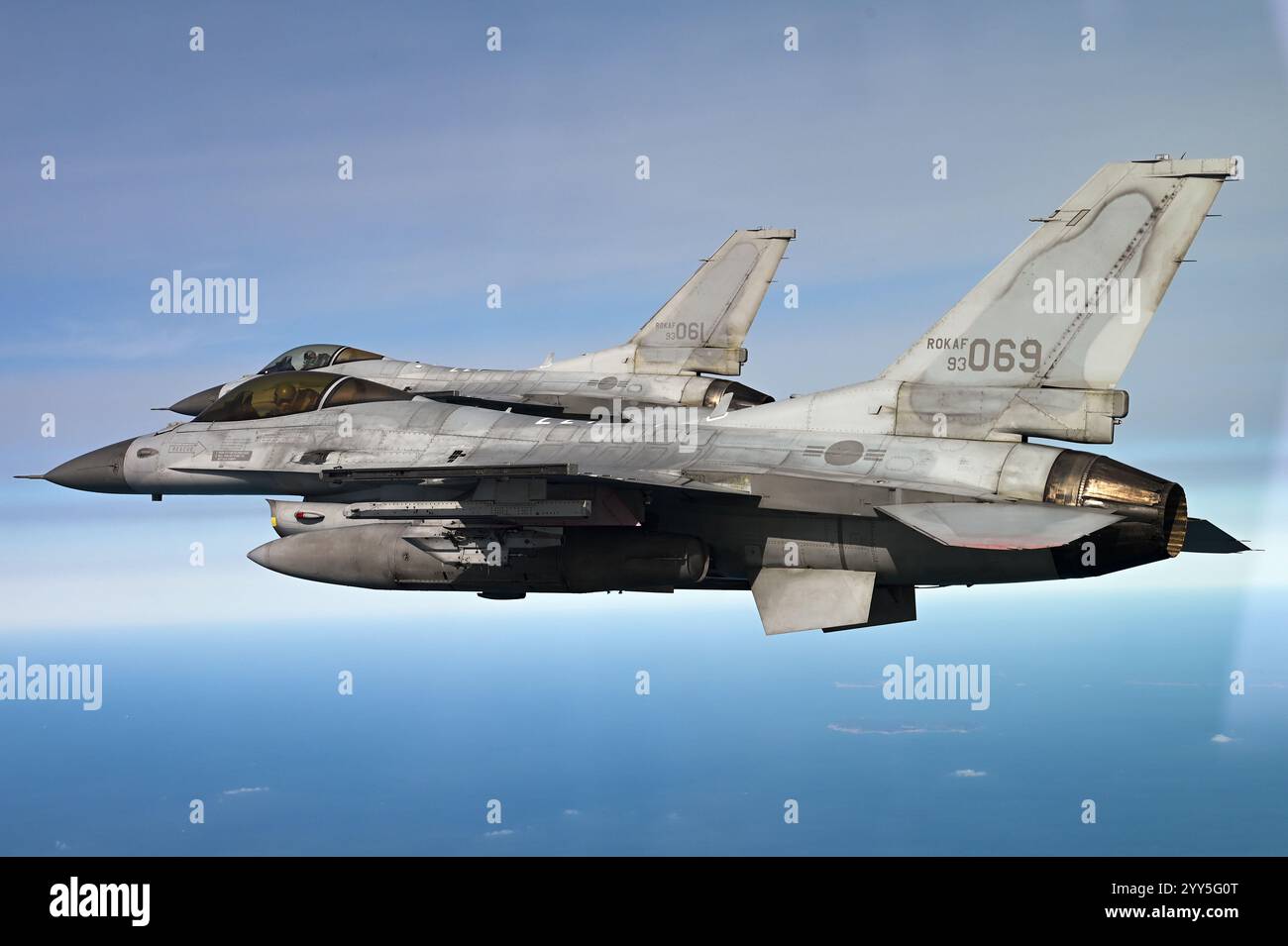 Two Republic of Korea Air Force KF-16 Fighting Falcon aircraft fly in ...