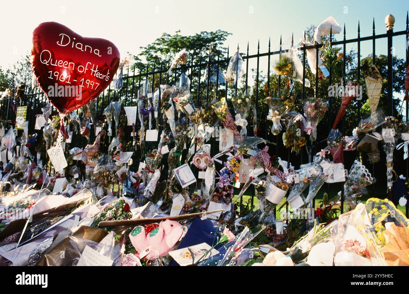 Floral Tributes to Princess Diana following her death on 31,08,97 ...