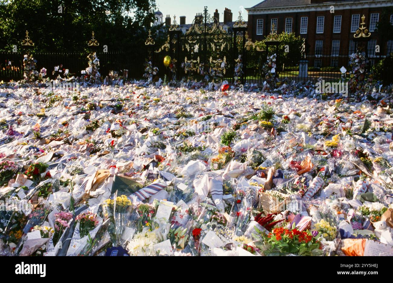Floral Tributes to Princess Diana following her death on 31,08,97 ...