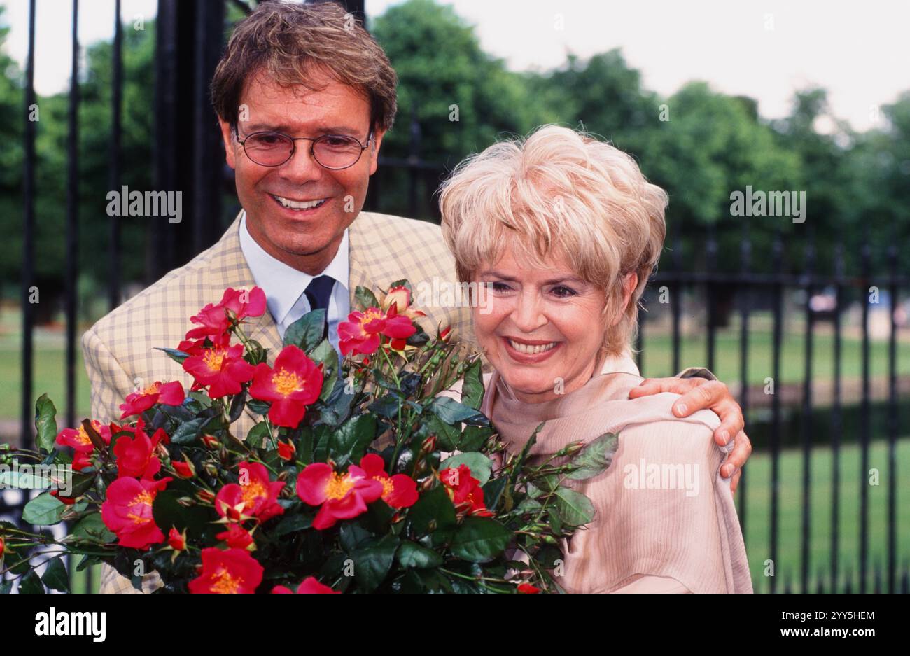 Cliff Richard, Gloria Hunniford with Jill Dando Rose. RHS Hampton Court ...